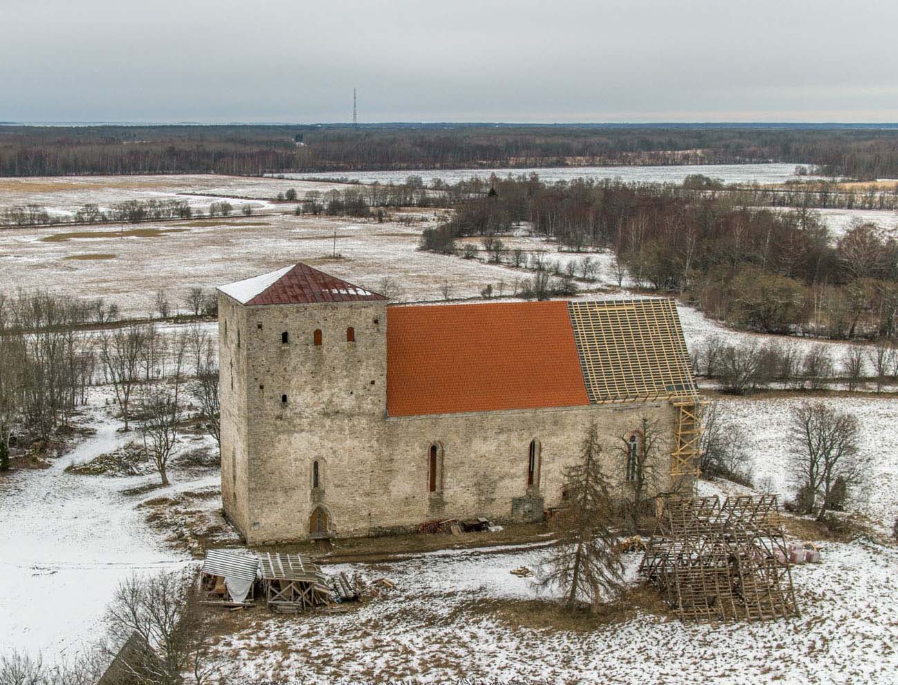 Pöide - kościół św Marii - Architektura średniowiecza i starożytności