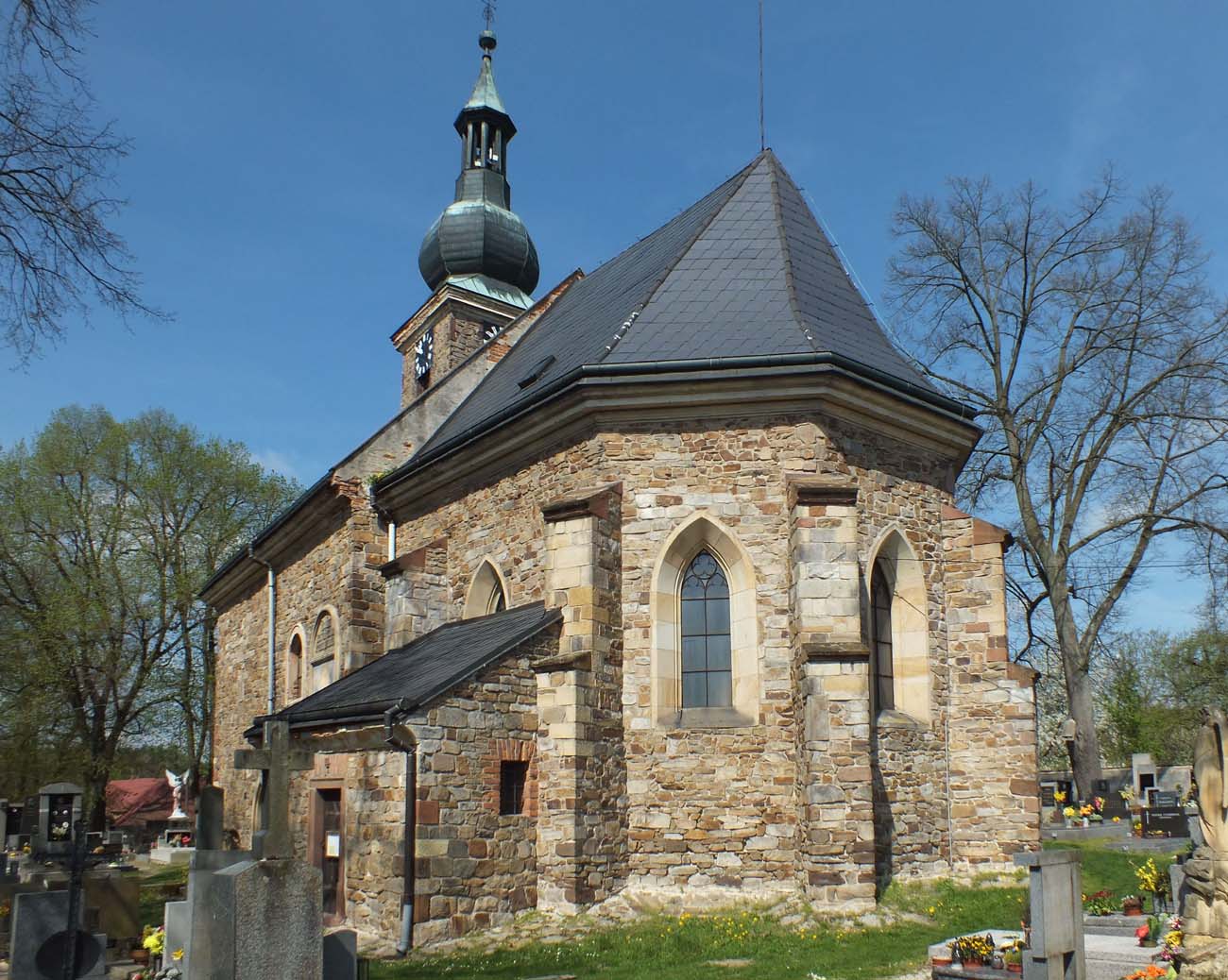 Úžice - kościół Panny Marii - Architektura średniowiecza i starożytności