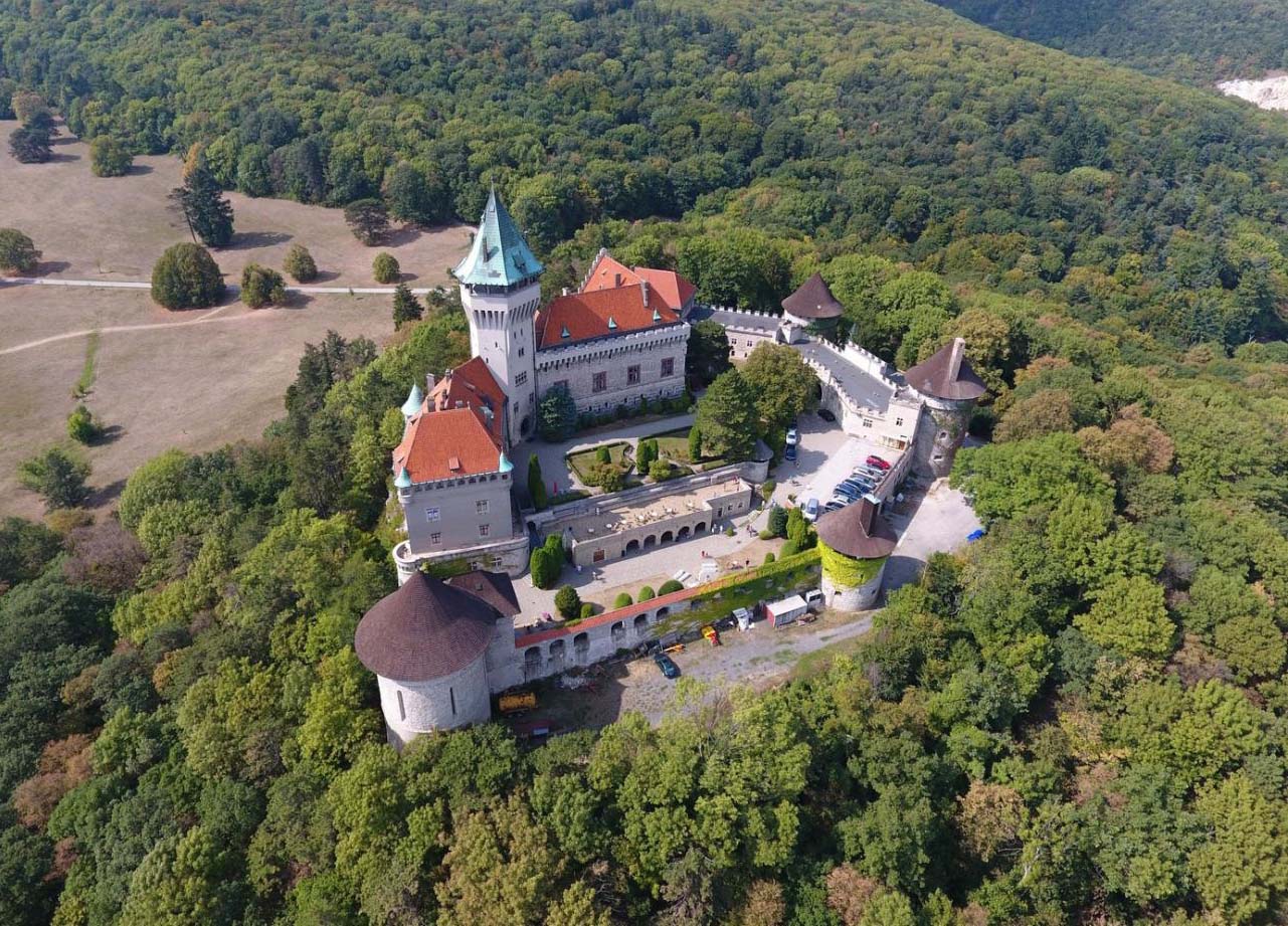 Smolenice - zamek - Architektura średniowiecza i starożytności