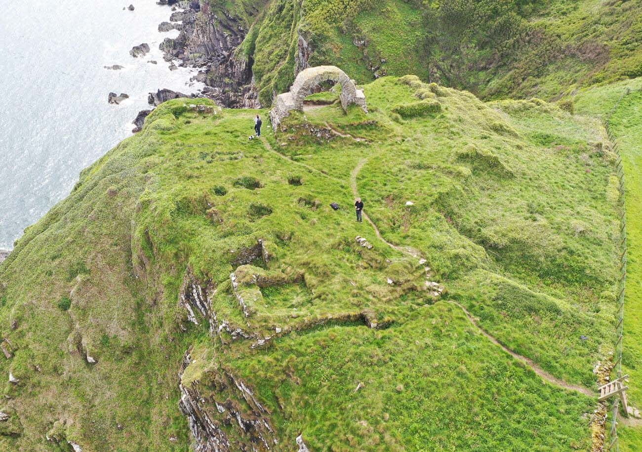 Cruggleton - zamek - Architektura średniowiecza i starożytności