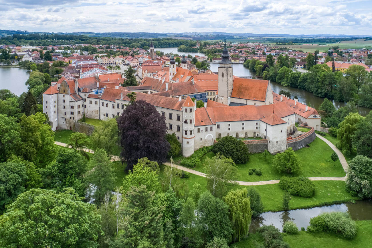 Telč - miejskie mury obronne i zamek - Architektura średniowiecza i ...