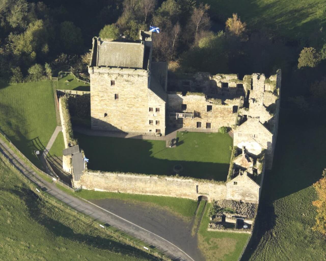 Balgonie - zamek - Architektura średniowiecza i starożytności