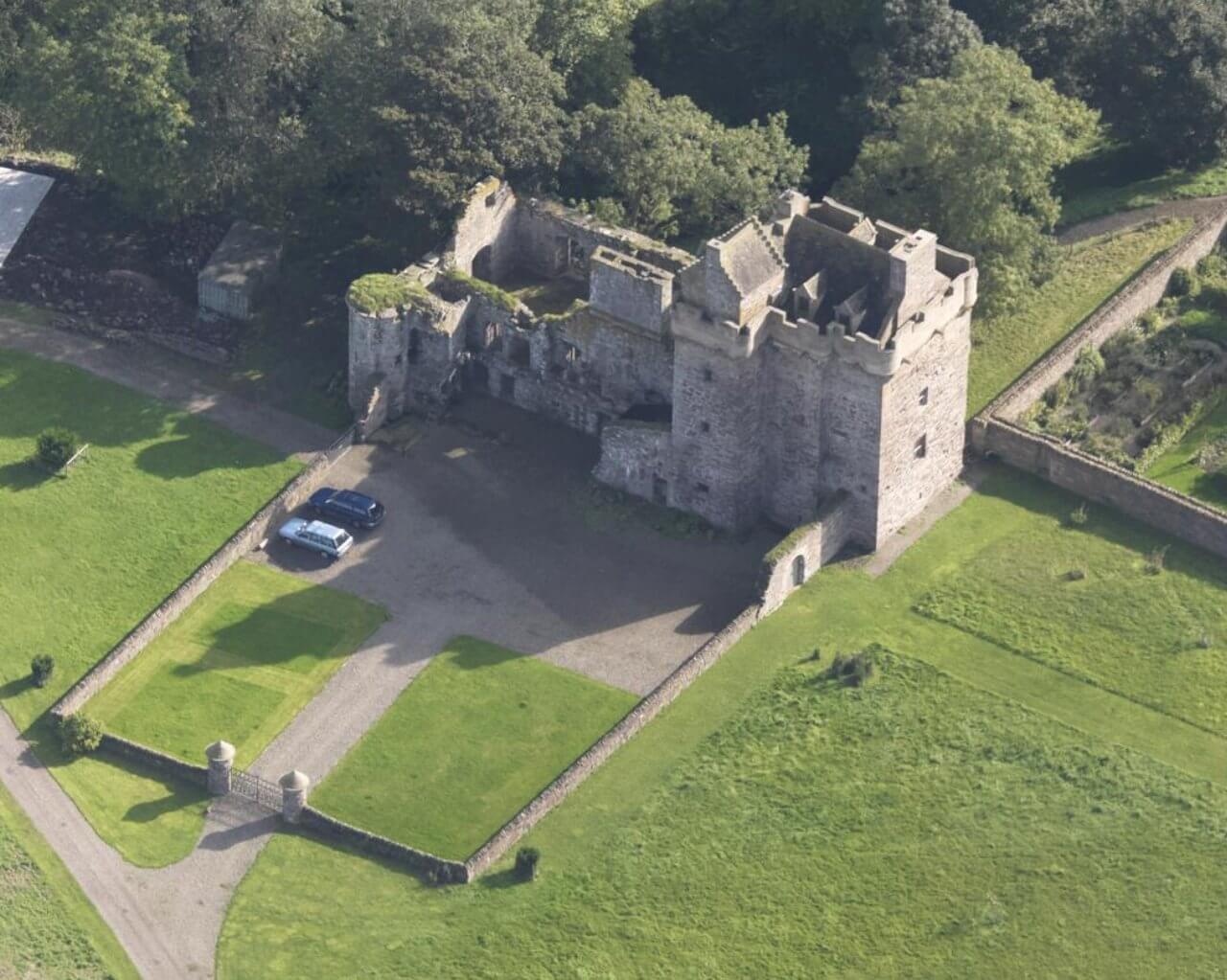 Melgund - wieża mieszkalna - Architektura średniowiecza i starożytności