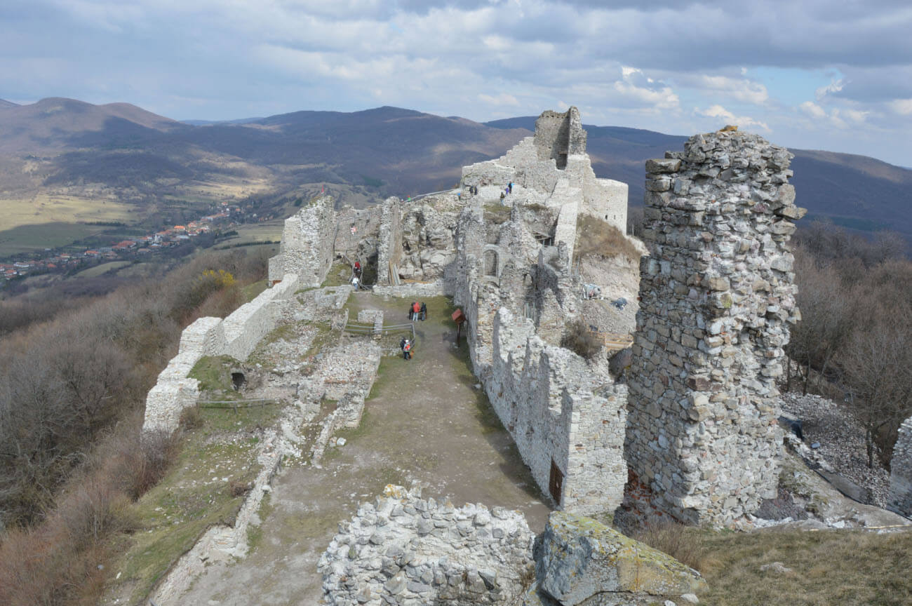 Regéc - zamek - Architektura średniowiecza i starożytności