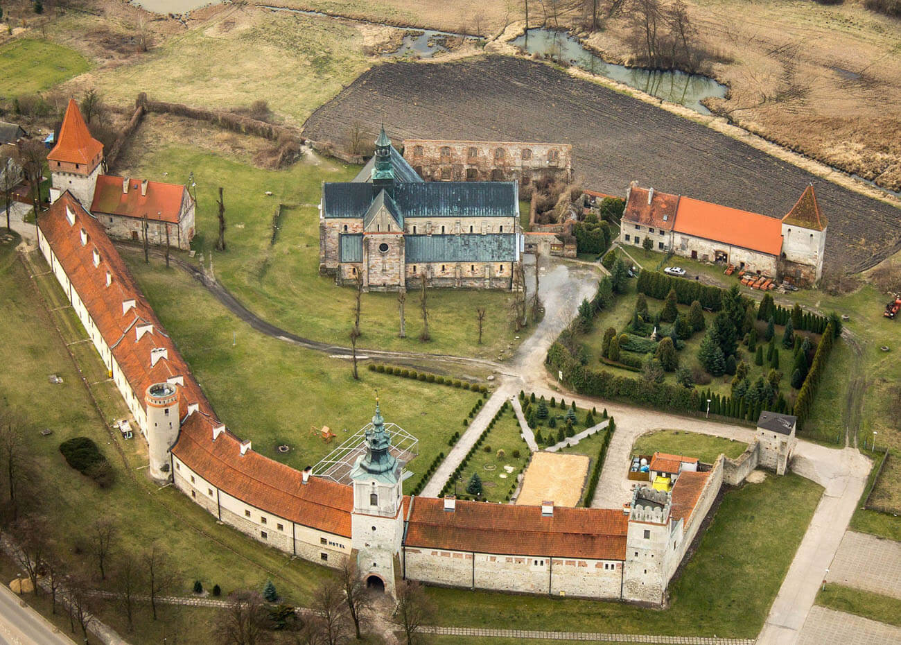 Sulejów - opactwo cysterskie - Architektura średniowiecza i starożytności